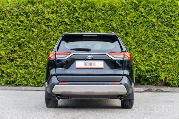 Black Toyota RAV4 2022 in Riga, with an engine capacity of 2.00 L and mileage of 57 thousand km for 24500 €, photo 7 on AUTOMOTO.COM.LV