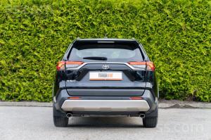 Black Toyota RAV4 2022 in Riga, with an engine capacity of 2.00 L and mileage of 57 thousand km for 24500 €, photo 7 on AUTOMOTO.COM.LV