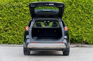 Black Toyota RAV4 2022 in Riga, with an engine capacity of 2.00 L and mileage of 57 thousand km for 24500 €, photo 8 on AUTOMOTO.COM.LV