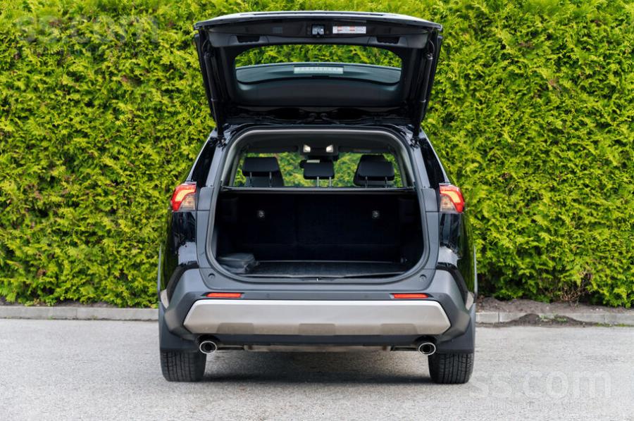 Black Toyota RAV4 2022 in Riga, with an engine capacity of 2.00 L and mileage of 57 thousand km for 24500 €, photo 8 on AUTOMOTO.COM.LV