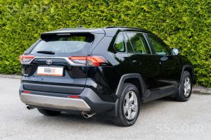 Black Toyota RAV4 2022 in Riga, with an engine capacity of 2.00 L and mileage of 57 thousand km for 24500 €, photo 9 on AUTOMOTO.COM.LV