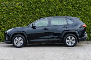 Black Toyota RAV4 2022 in Riga, with an engine capacity of 2.00 L and mileage of 57 thousand km for 24500 €, photo 10 on AUTOMOTO.COM.LV