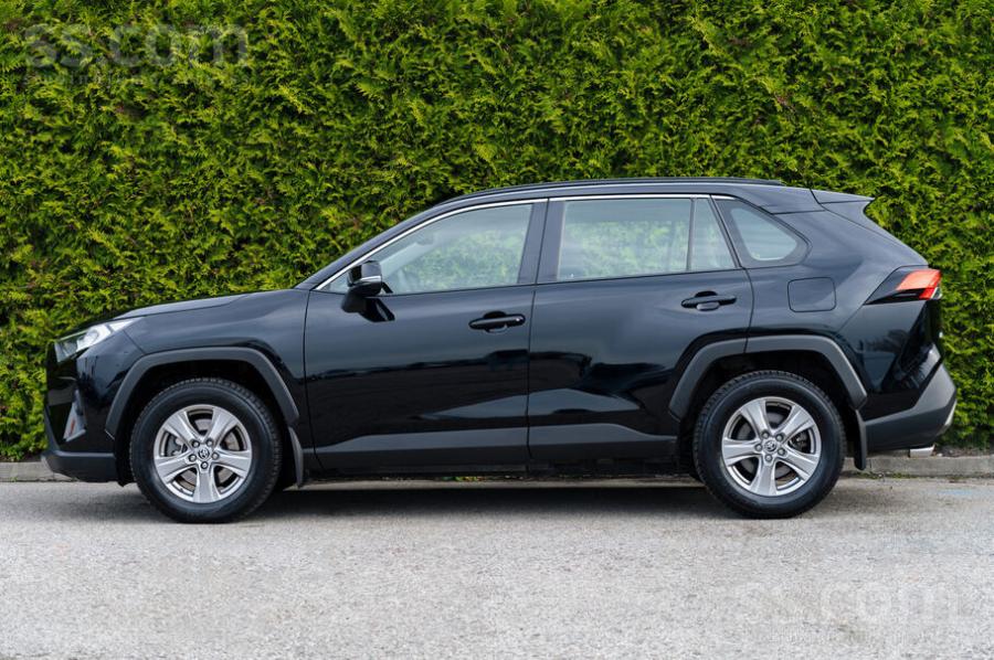 Black Toyota RAV4 2022 in Riga, with an engine capacity of 2.00 L and mileage of 57 thousand km for 24500 €, photo 10 on AUTOMOTO.COM.LV