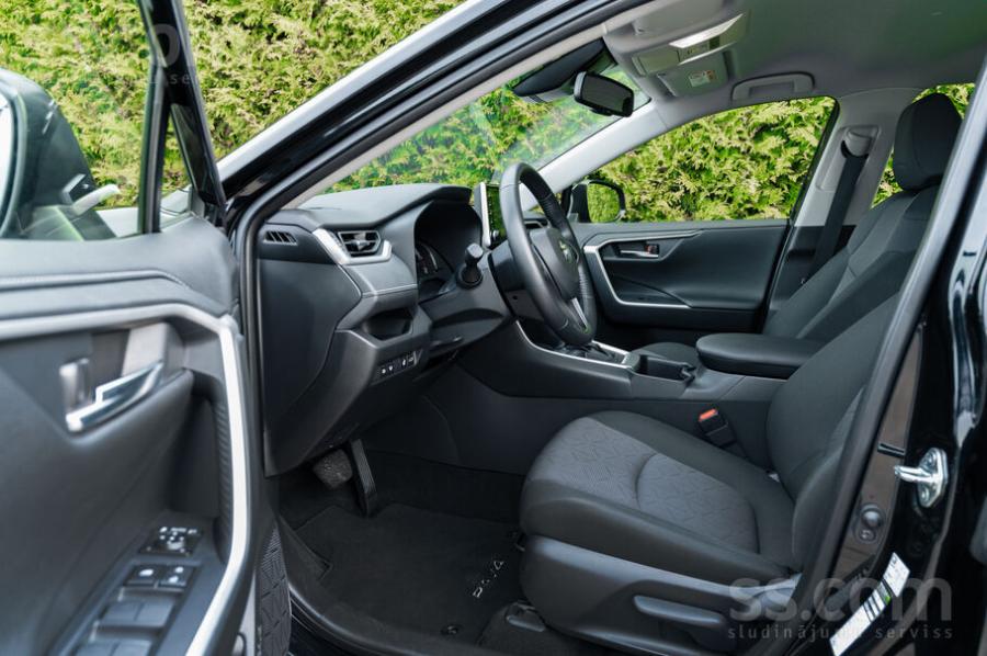 Black Toyota RAV4 2022 in Riga, with an engine capacity of 2.00 L and mileage of 57 thousand km for 24500 €, photo 11 on AUTOMOTO.COM.LV
