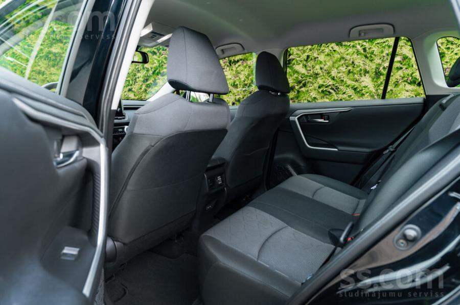 Black Toyota RAV4 2022 in Riga, with an engine capacity of 2.00 L and mileage of 57 thousand km for 24500 €, photo 14 on AUTOMOTO.COM.LV