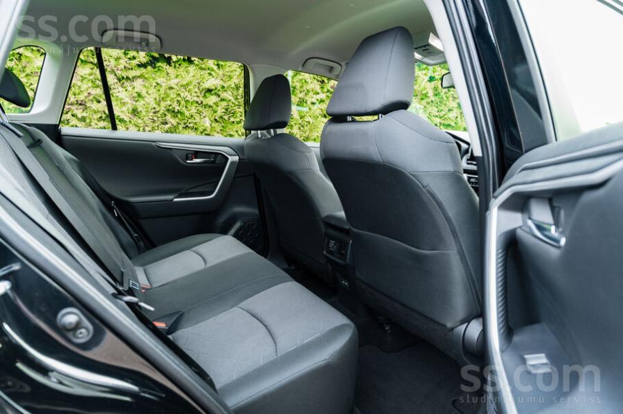 Black Toyota RAV4 2022 in Riga, with an engine capacity of 2.00 L and mileage of 57 thousand km for 24500 €, photo 15 on AUTOMOTO.COM.LV