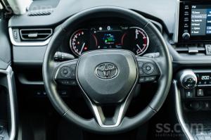 Black Toyota RAV4 2022 in Riga, with an engine capacity of 2.00 L and mileage of 57 thousand km for 24500 €, photo 25 on AUTOMOTO.COM.LV