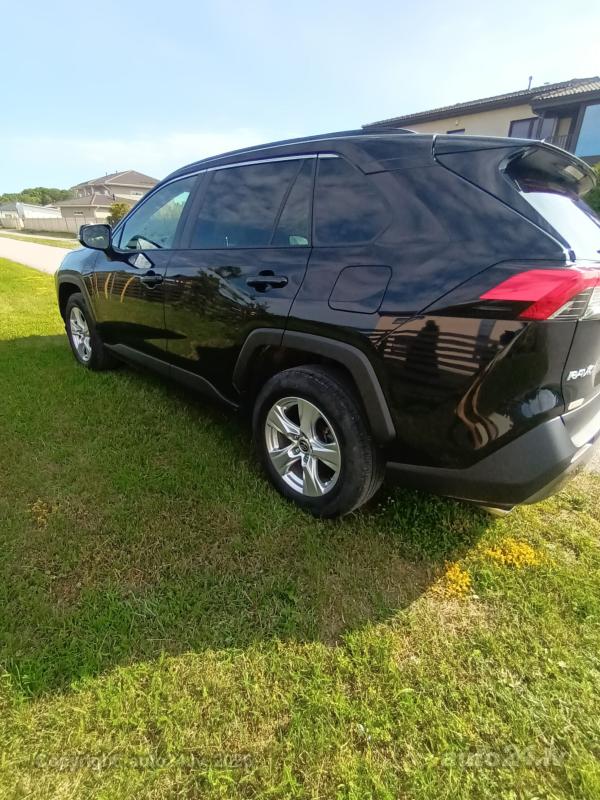 Toyota RAV4 2022 Tallina vietnē Melns Toyota RAV4 2022 Tallina, ar dzinēja tilpumu 2.00 L un nobraukumu 72 tūkst. km par 25500 €, foto 4 vietnē AUTOMOTO.COM.LV