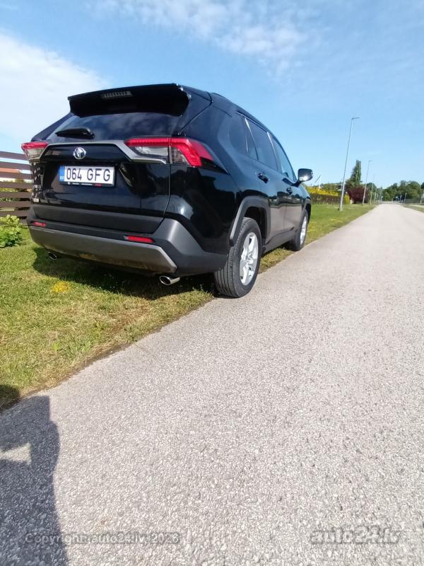 Toyota RAV4 2022 Tallina vietnē Melns Toyota RAV4 2022 Tallina, ar dzinēja tilpumu 2.00 L un nobraukumu 72 tūkst. km par 25500 €, foto 5 vietnē AUTOMOTO.COM.LV