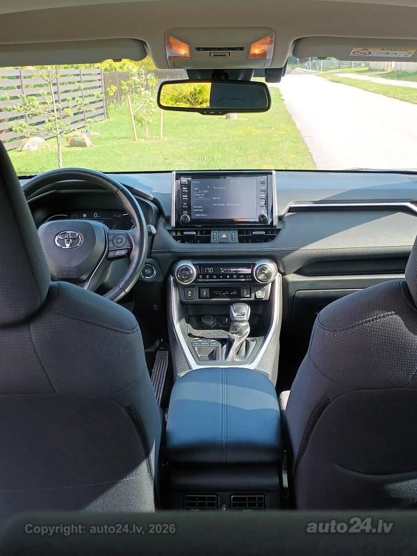 Toyota RAV4 2022 Tallina vietnē Melns Toyota RAV4 2022 Tallina, ar dzinēja tilpumu 2.00 L un nobraukumu 72 tūkst. km par 25500 €, foto 8 vietnē AUTOMOTO.COM.LV