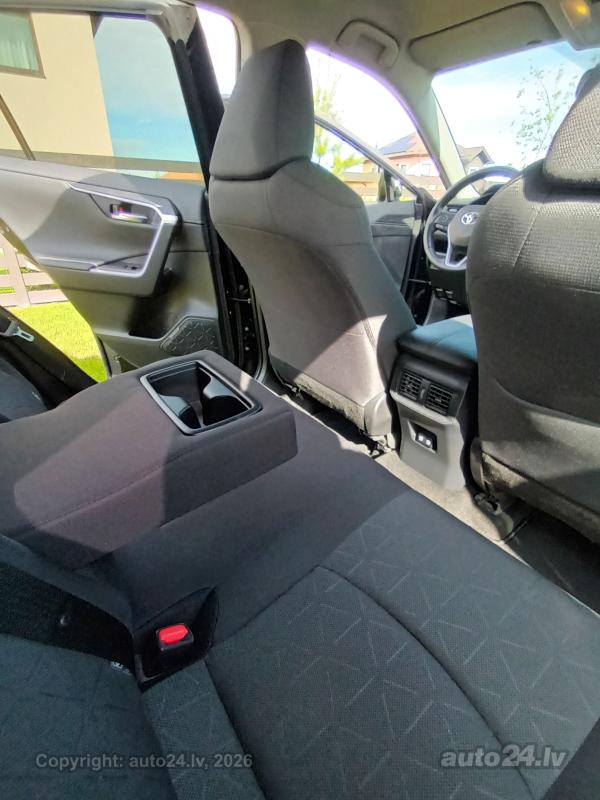 Toyota RAV4 2022 Tallina vietnē Melns Toyota RAV4 2022 Tallina, ar dzinēja tilpumu 2.00 L un nobraukumu 72 tūkst. km par 25500 €, foto 11 vietnē AUTOMOTO.COM.LV