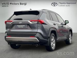 Black Toyota RAV4 2022 in Riga, with an engine capacity of 2.00 L and mileage of 102 thousand km for 25490 €, photo 3 on AUTOMOTO.COM.LV