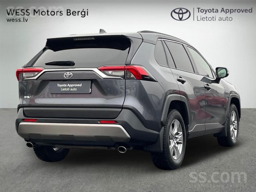 Black Toyota RAV4 2022 in Riga, with an engine capacity of 2.00 L and mileage of 102 thousand km for 25490 €, photo 3 on AUTOMOTO.COM.LV
