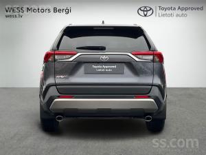 Black Toyota RAV4 2022 in Riga, with an engine capacity of 2.00 L and mileage of 102 thousand km for 25490 €, photo 5 on AUTOMOTO.COM.LV