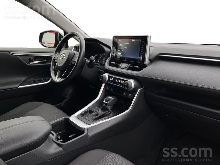 Black Toyota RAV4 2022 in Riga, with an engine capacity of 2.00 L and mileage of 102 thousand km for 25490 €, photo 7 on AUTOMOTO.COM.LV
