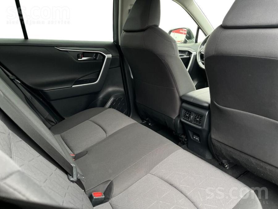 Black Toyota RAV4 2022 in Riga, with an engine capacity of 2.00 L and mileage of 102 thousand km for 25490 €, photo 8 on AUTOMOTO.COM.LV