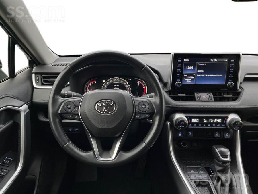 Black Toyota RAV4 2022 in Riga, with an engine capacity of 2.00 L and mileage of 102 thousand km for 25490 €, photo 10 on AUTOMOTO.COM.LV