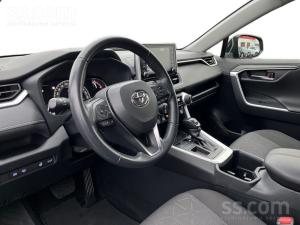 Black Toyota RAV4 2022 in Riga, with an engine capacity of 2.00 L and mileage of 102 thousand km for 25490 €, photo 12 on AUTOMOTO.COM.LV
