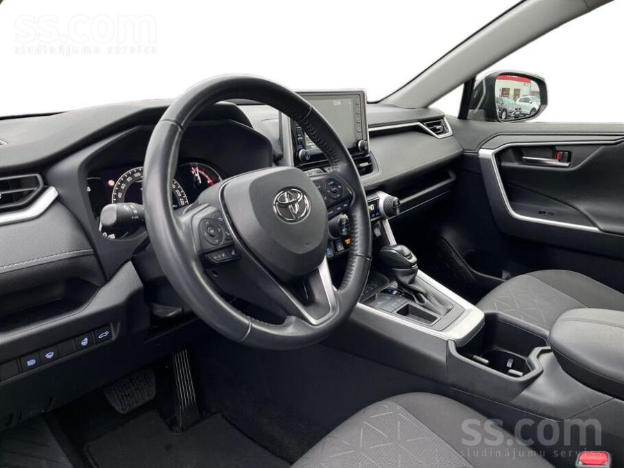 Black Toyota RAV4 2022 in Riga, with an engine capacity of 2.00 L and mileage of 102 thousand km for 25490 €, photo 12 on AUTOMOTO.COM.LV