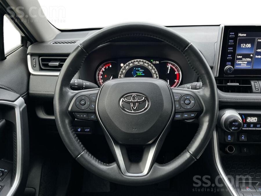 Black Toyota RAV4 2022 in Riga, with an engine capacity of 2.00 L and mileage of 102 thousand km for 25490 €, photo 13 on AUTOMOTO.COM.LV