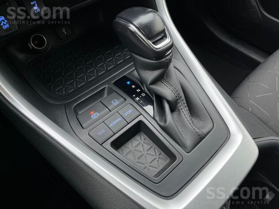 Black Toyota RAV4 2022 in Riga, with an engine capacity of 2.00 L and mileage of 102 thousand km for 25490 €, photo 17 on AUTOMOTO.COM.LV
