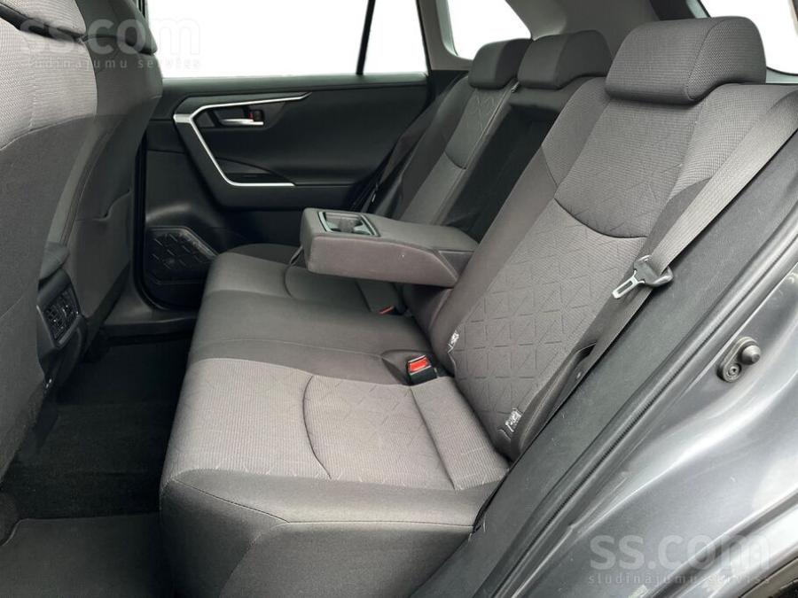 Black Toyota RAV4 2022 in Riga, with an engine capacity of 2.00 L and mileage of 102 thousand km for 25490 €, photo 22 on AUTOMOTO.COM.LV
