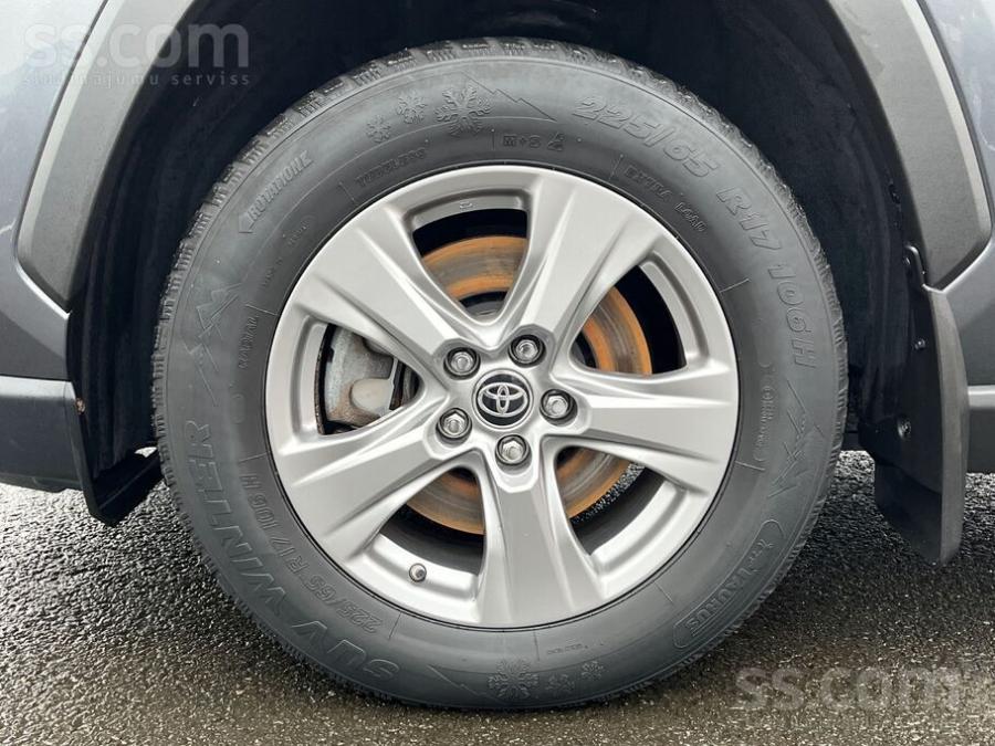 Black Toyota RAV4 2022 in Riga, with an engine capacity of 2.00 L and mileage of 102 thousand km for 25490 €, photo 23 on AUTOMOTO.COM.LV