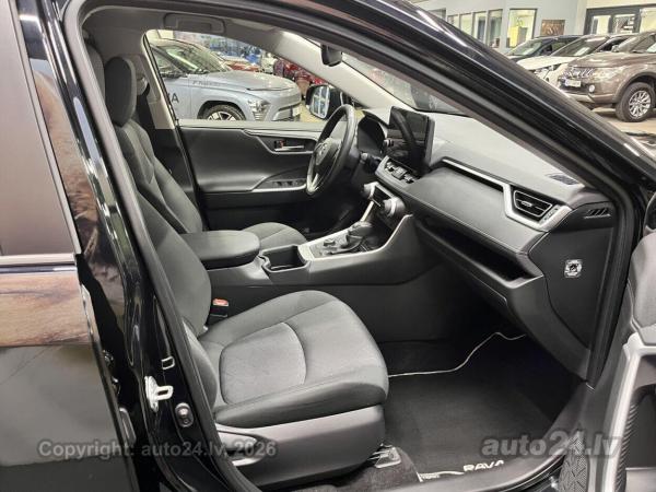 Melns Toyota RAV4 2023 Tallina, ar dzinēja tilpumu 2.50 L un nobraukumu 39 tūkst. km par 36500 €, foto 5 vietnē AUTOMOTO.COM.LV