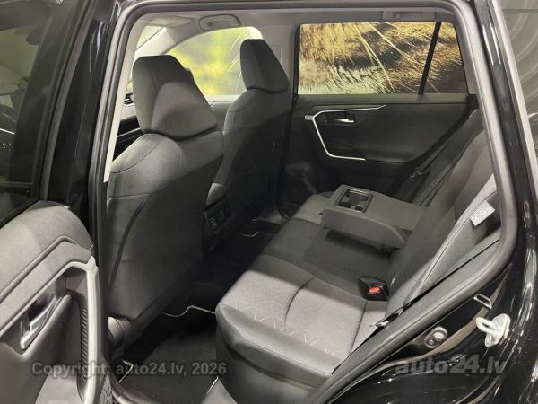 Melns Toyota RAV4 2023 Tallina, ar dzinēja tilpumu 2.50 L un nobraukumu 39 tūkst. km par 36500 €, foto 6 vietnē AUTOMOTO.COM.LV