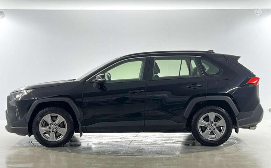 Melns Toyota RAV4 2023 Viļņa, ar dzinēja tilpumu 1.99 L un nobraukumu 68 tūkst. km par 27900 €, foto 2 vietnē AUTOMOTO.COM.LV