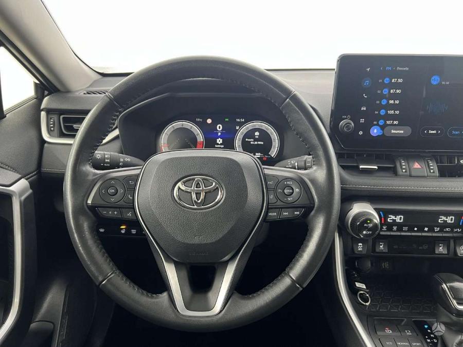 Melns Toyota RAV4 2023 Viļņa, ar dzinēja tilpumu 1.99 L un nobraukumu 68 tūkst. km par 27900 €, foto 11 vietnē AUTOMOTO.COM.LV