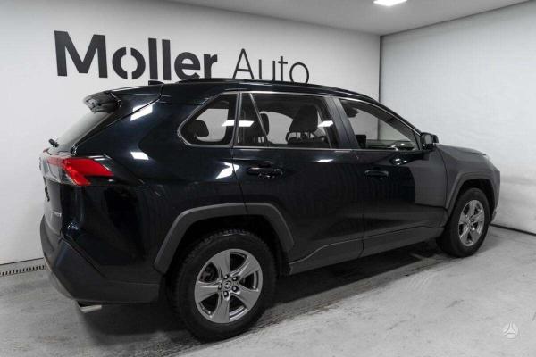 Black Toyota RAV4 2023 in Vilnius, with an engine capacity of 2.50 L and mileage of 155 thousand km for 26900 €, photo 4 on AUTOMOTO.COM.LV