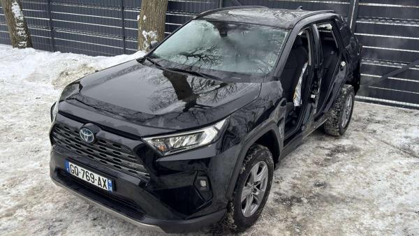 Black Toyota RAV4 2023 in Jonava, with an engine capacity of 2.49 L and mileage of 40 thousand km for 18700 €, photo 1 on AUTOMOTO.COM.LV