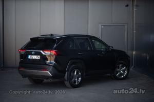 Melns Toyota RAV4 2023 Tallina, ar dzinēja tilpumu 2.50 L un nobraukumu 45 tūkst. km par 41500 €, foto 4 vietnē AUTOMOTO.COM.LV