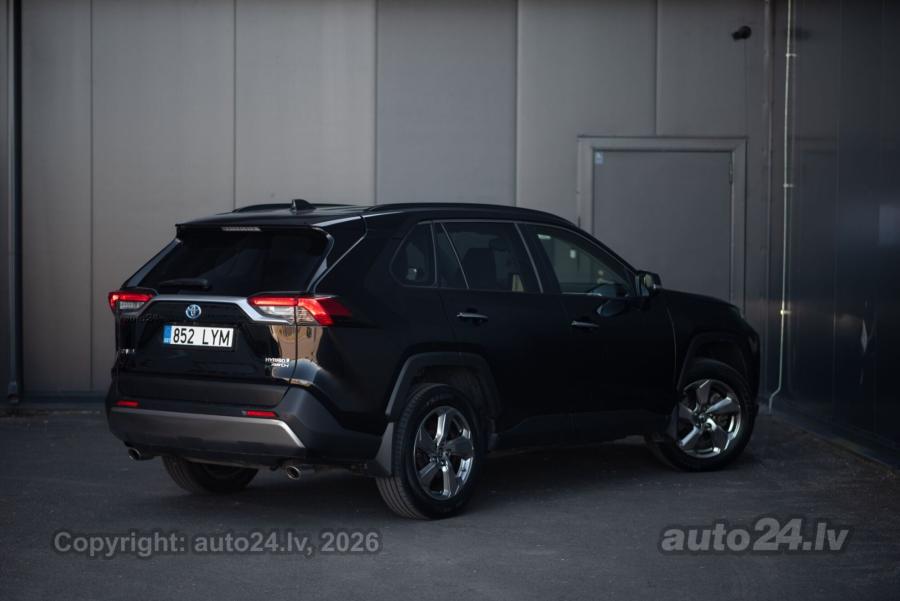 Melns Toyota RAV4 2023 Tallina, ar dzinēja tilpumu 2.50 L un nobraukumu 45 tūkst. km par 41500 €, foto 4 vietnē AUTOMOTO.COM.LV