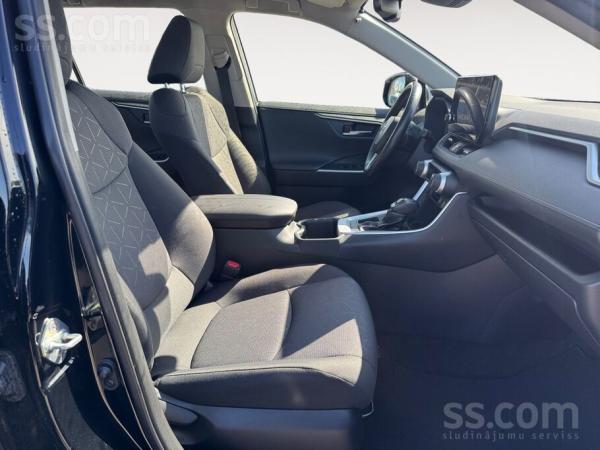 Black Toyota RAV4 2023 in Riga, with an engine capacity of 2.00 L and mileage of 66 thousand km for 26900 €, photo 6 on AUTOMOTO.COM.LV