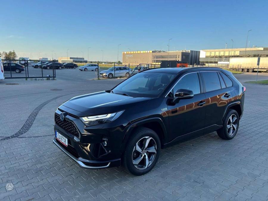 Black Toyota RAV4 2023 in Vilnius, with an engine capacity of 2.49 L and mileage of 115 thousand km for 37800 €, photo 1 on AUTOMOTO.COM.LV