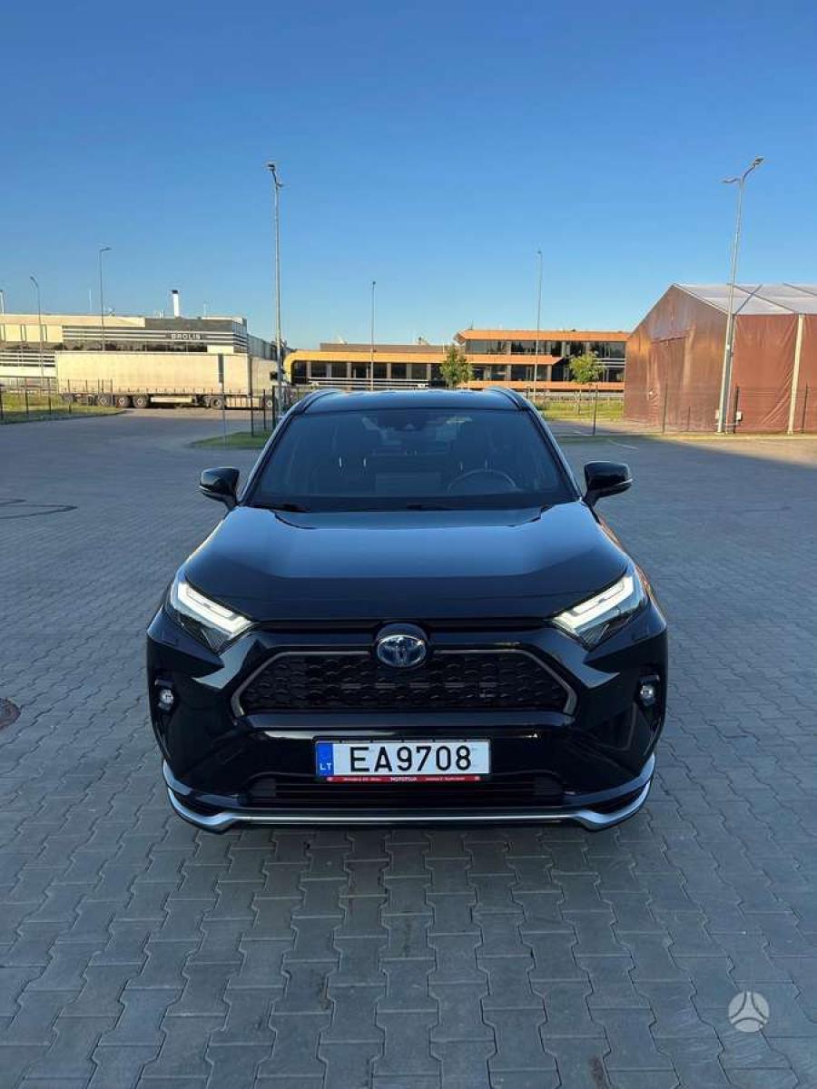 Black Toyota RAV4 2023 in Vilnius, with an engine capacity of 2.49 L and mileage of 115 thousand km for 37800 €, photo 4 on AUTOMOTO.COM.LV