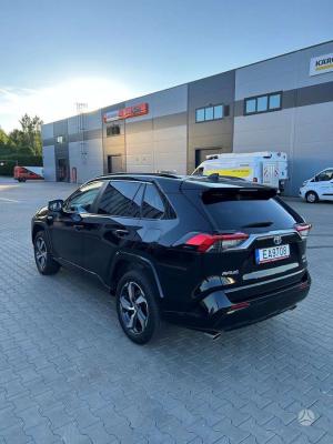 Black Toyota RAV4 2023 in Vilnius, with an engine capacity of 2.49 L and mileage of 115 thousand km for 37800 €, photo 5 on AUTOMOTO.COM.LV