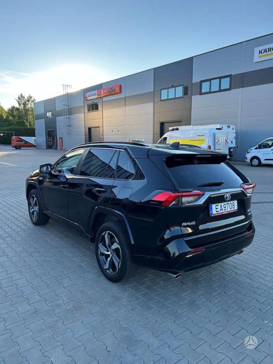 Black Toyota RAV4 2023 in Vilnius, with an engine capacity of 2.49 L and mileage of 115 thousand km for 37800 €, photo 5 on AUTOMOTO.COM.LV