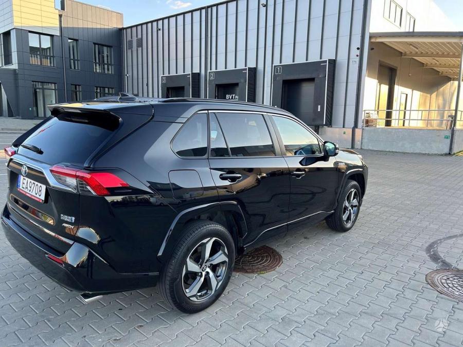 Black Toyota RAV4 2023 in Vilnius, with an engine capacity of 2.49 L and mileage of 115 thousand km for 37800 €, photo 7 on AUTOMOTO.COM.LV