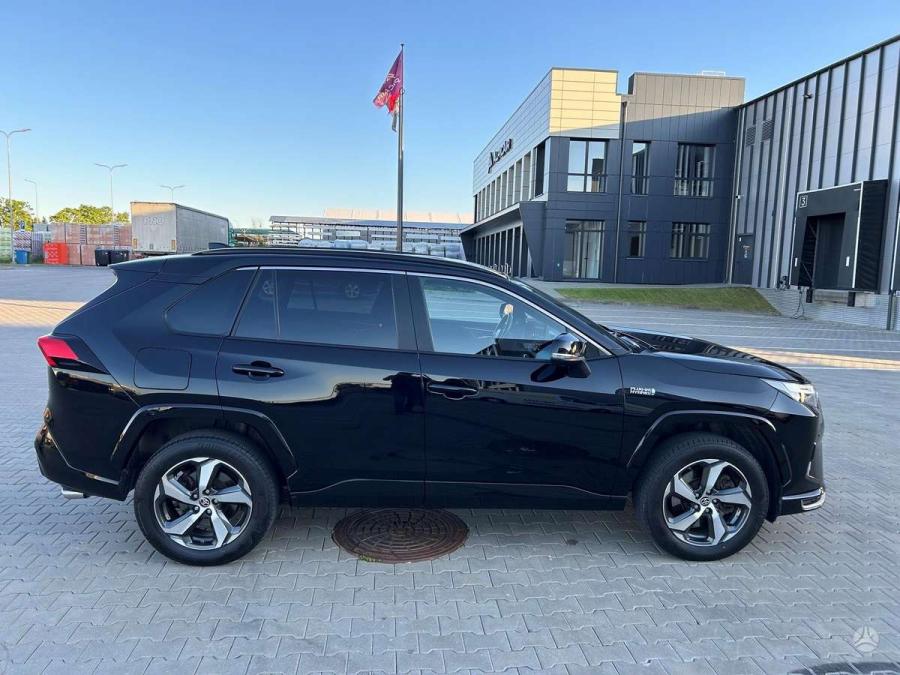 Black Toyota RAV4 2023 in Vilnius, with an engine capacity of 2.49 L and mileage of 115 thousand km for 37800 €, photo 8 on AUTOMOTO.COM.LV