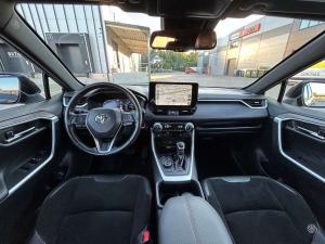 Black Toyota RAV4 2023 in Vilnius, with an engine capacity of 2.49 L and mileage of 115 thousand km for 37800 €, photo 11 on AUTOMOTO.COM.LV