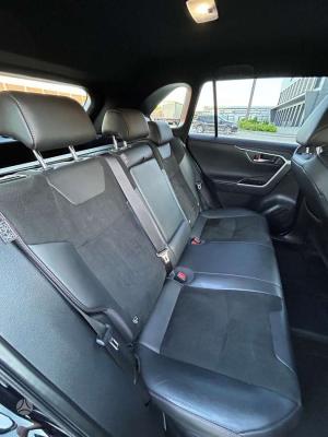 Black Toyota RAV4 2023 in Vilnius, with an engine capacity of 2.49 L and mileage of 115 thousand km for 37800 €, photo 16 on AUTOMOTO.COM.LV