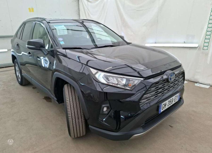 Black Toyota RAV4 2023 in Vilnius, with an engine capacity of 2.49 L and mileage of 177 thousand km for 25990 €, photo 3 on AUTOMOTO.COM.LV
