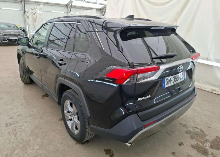 Black Toyota RAV4 2023 in Vilnius, with an engine capacity of 2.49 L and mileage of 177 thousand km for 25990 €, photo 5 on AUTOMOTO.COM.LV