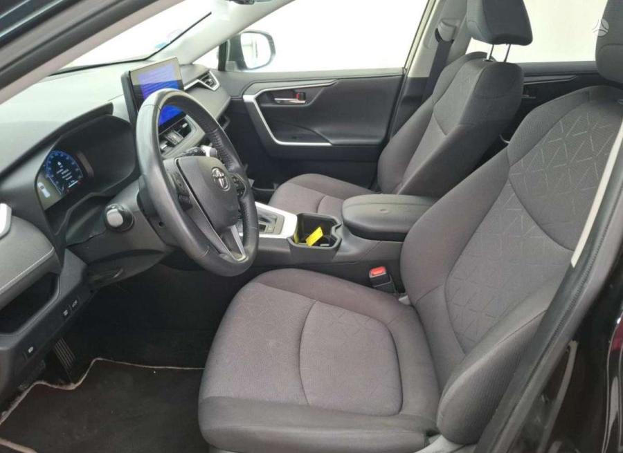 Black Toyota RAV4 2023 in Vilnius, with an engine capacity of 2.49 L and mileage of 177 thousand km for 25990 €, photo 6 on AUTOMOTO.COM.LV