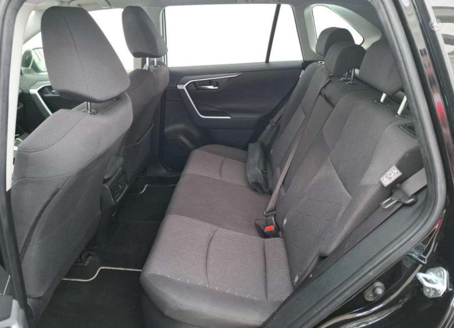 Black Toyota RAV4 2023 in Vilnius, with an engine capacity of 2.49 L and mileage of 177 thousand km for 25990 €, photo 7 on AUTOMOTO.COM.LV