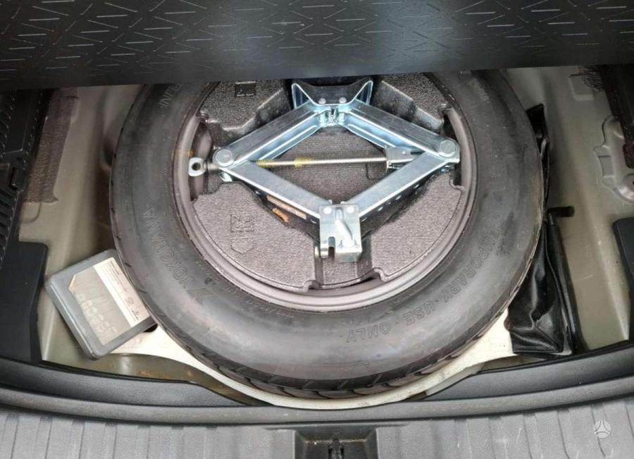 Black Toyota RAV4 2023 in Vilnius, with an engine capacity of 2.49 L and mileage of 177 thousand km for 25990 €, photo 11 on AUTOMOTO.COM.LV