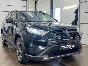 Black Toyota RAV4 2023 in Vilnius, with an engine capacity of 2.49 L and mileage of 295 thousand km for 22748 €, photo 3 on AUTOMOTO.COM.LV